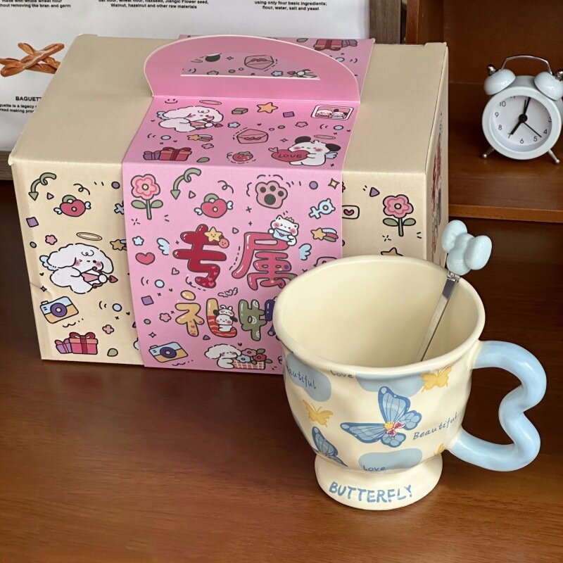 Красивая керамическая кружка с бабочкой — практичный подарок на день рождения для вашей лучшей подруги, упакованная в подарочную коробку.