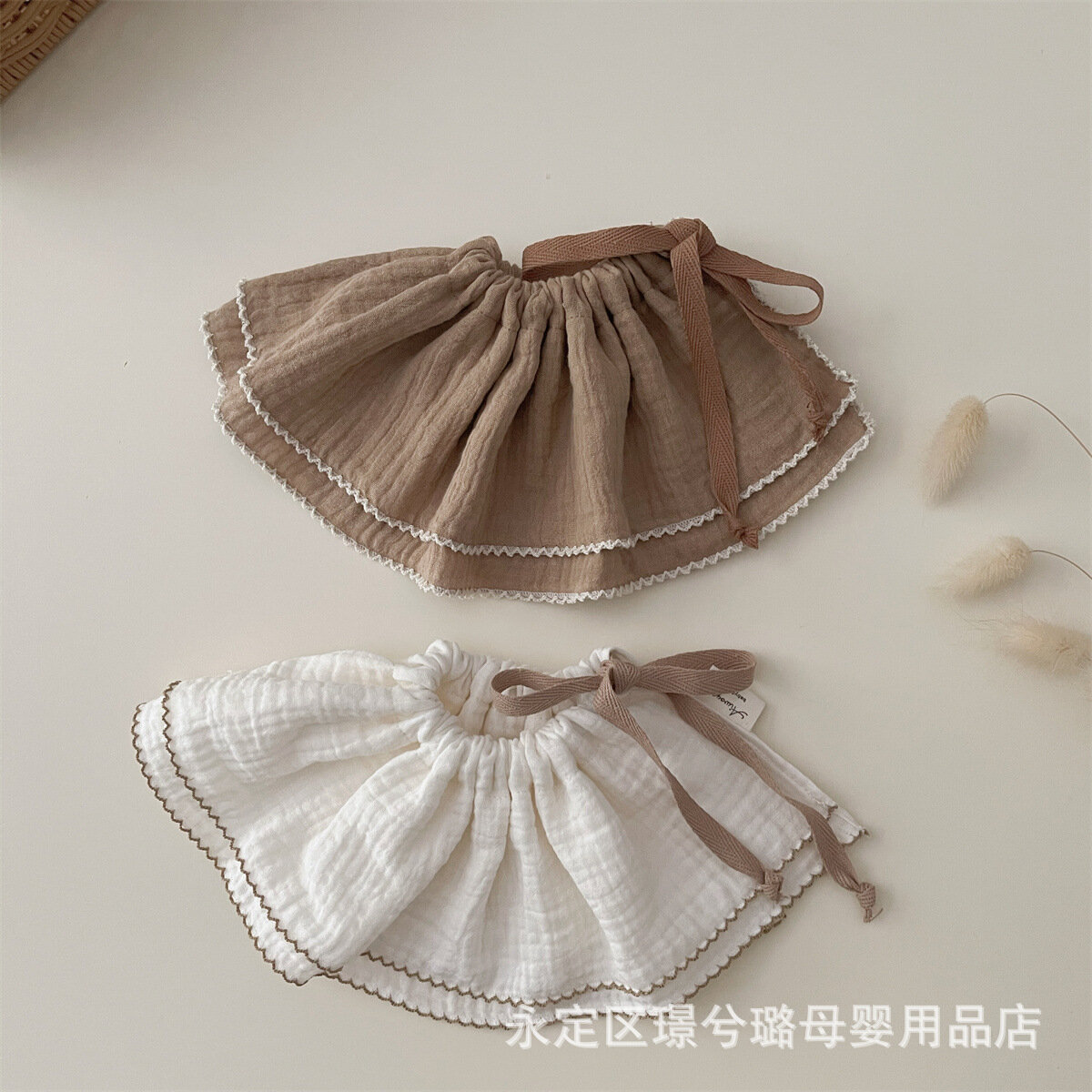 Корейский INS Чистый хлопок Четырехслойный хлопковый газовый слюнявчик Цветной блок с завязками 360-градусный анти-плюсок Молоко впитывающий слюнявчик