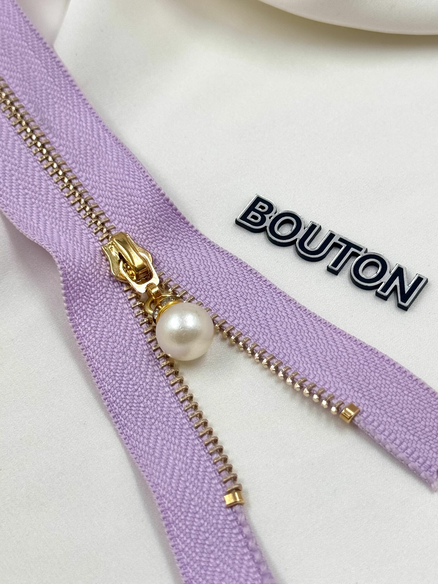 Молния неразъемная лавандовая (фиолетовая) с жемчугом 15 см