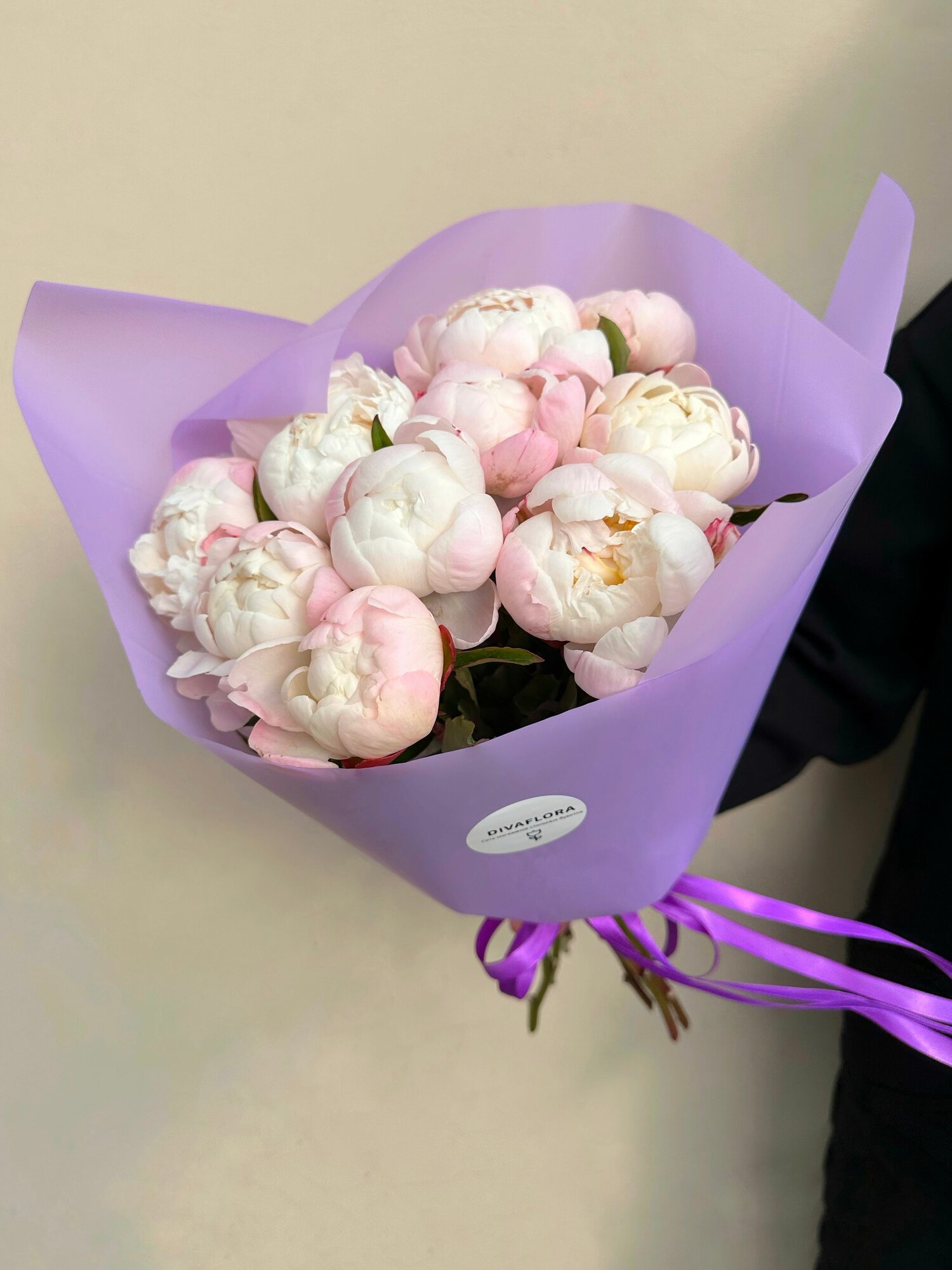 Букет цветов из 11 белых пионов премиум сорт гардения в подарочной упаковке