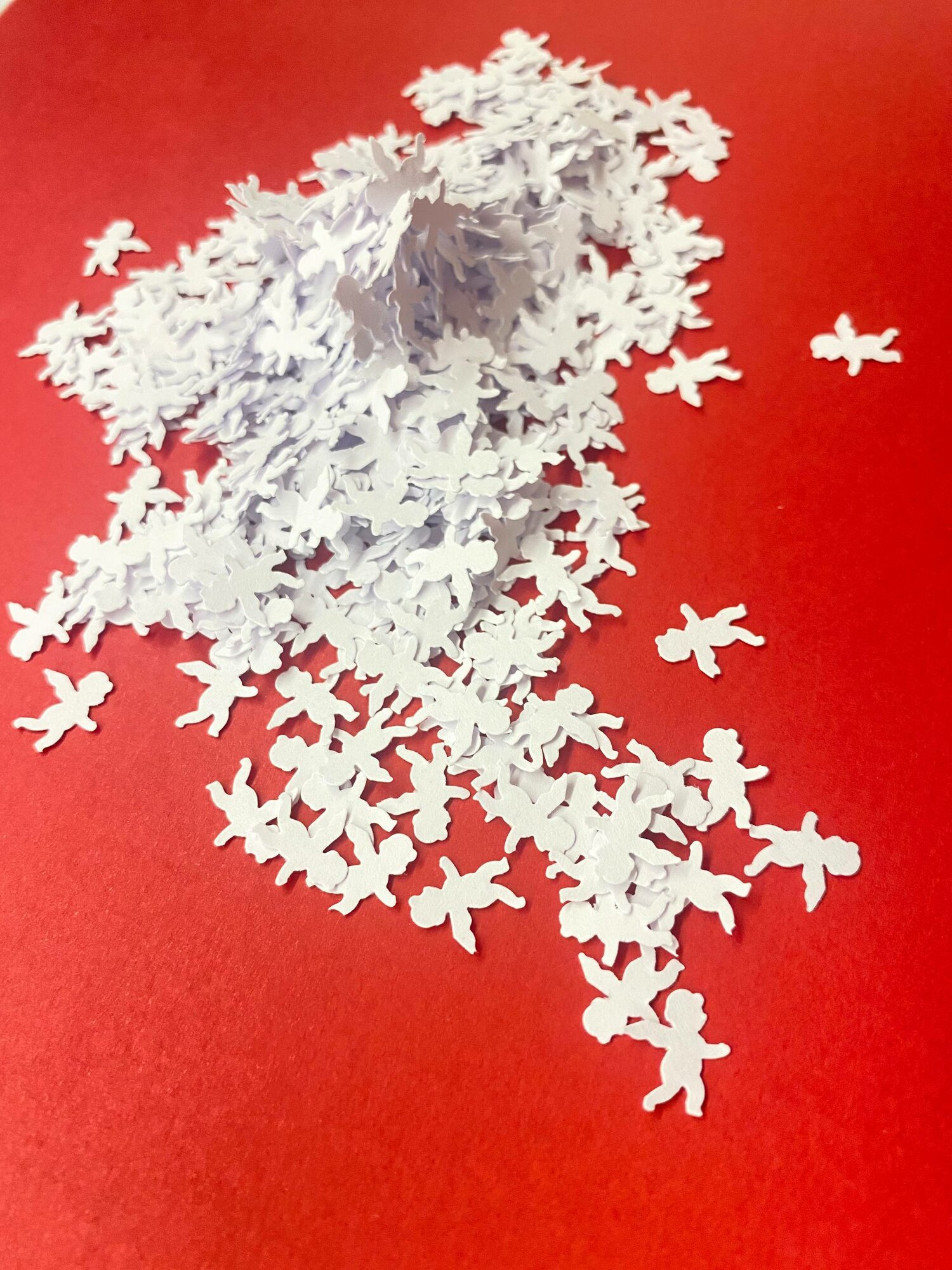 Конфетти "купидончики" белые из картона, ко Дню Влюбленных, к Свадьбе, ко дню рождения 1 см 10 г