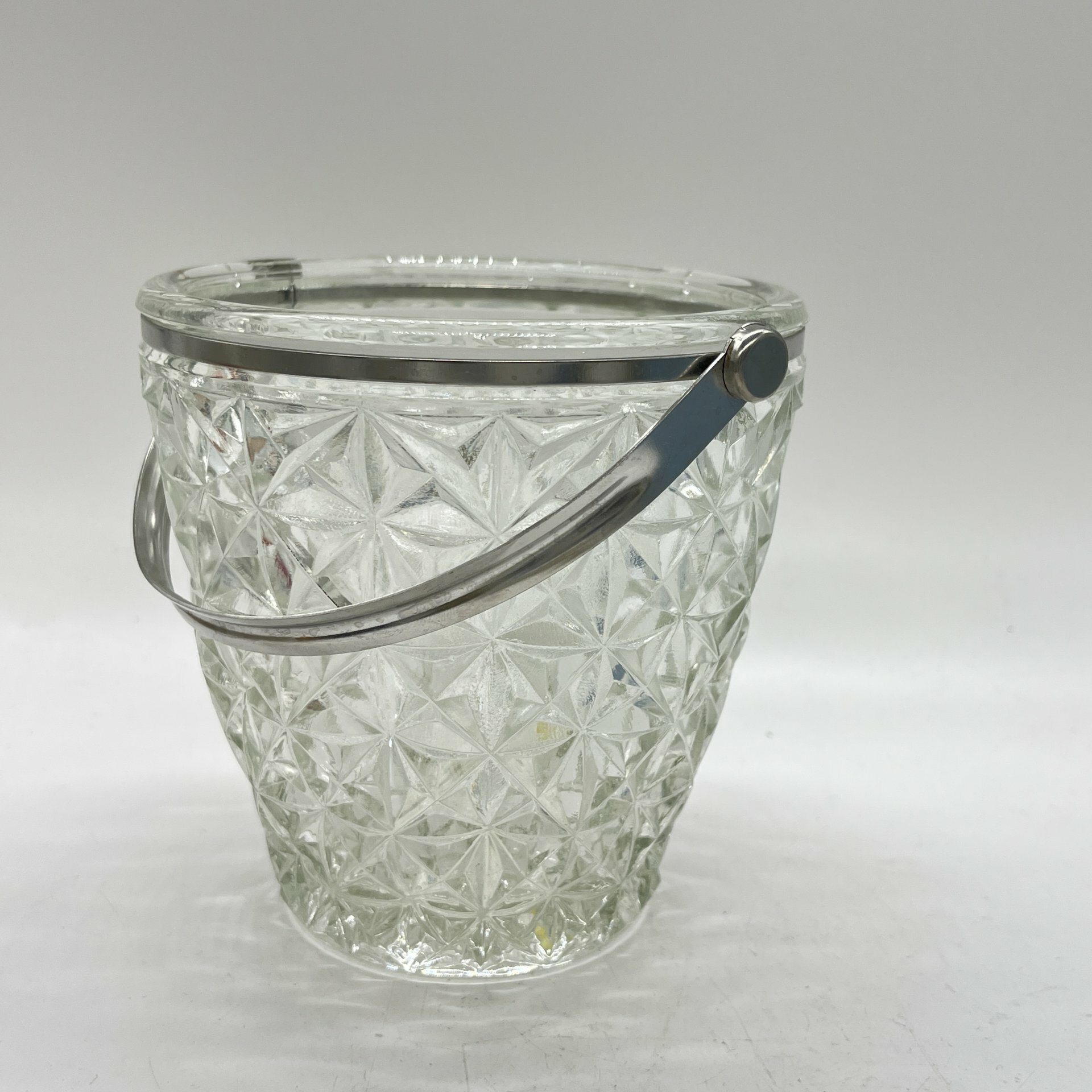 Конфетница в виде ведерка с ручкой, стекло, пресс, металл, СССР, 1970-1990 гг.