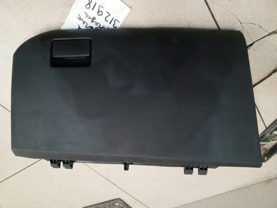 Бардачок от Toyota Corolla E180 2012-2019