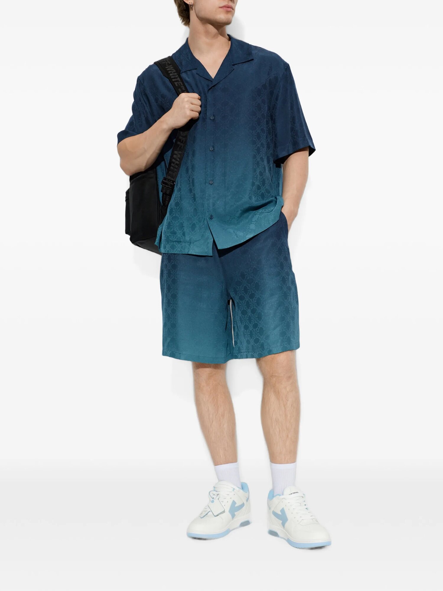 Шорты Off-White Arrow monogram jacquard bowling shorts, размер 56 — фото 1