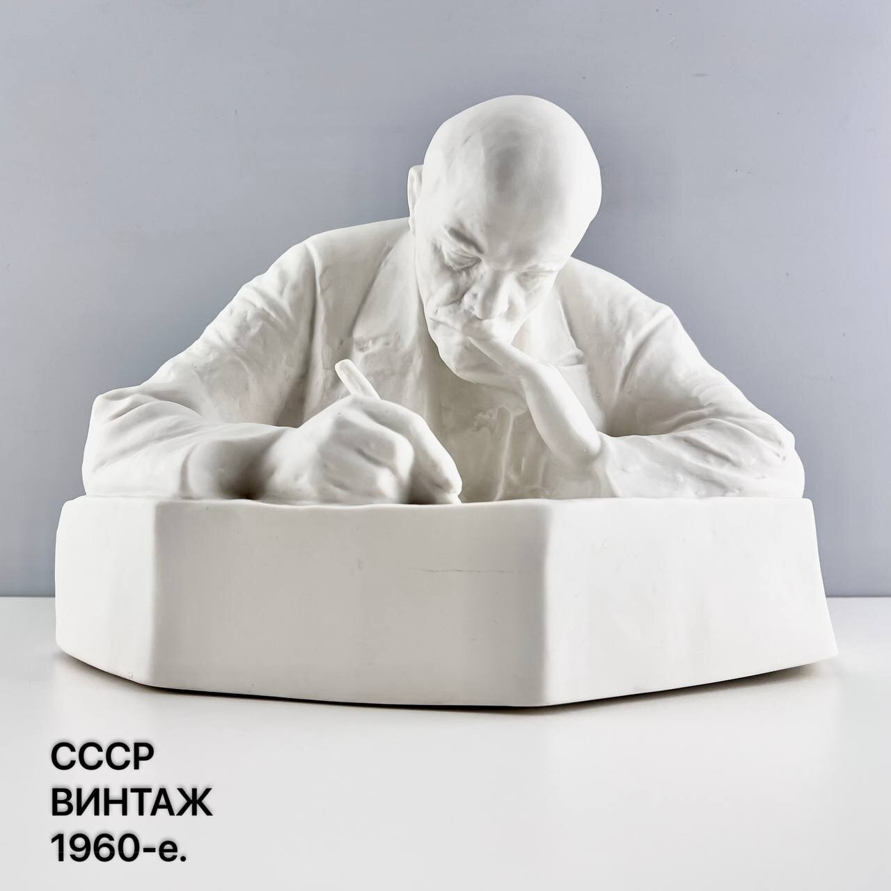 Винтажная кабинетная скульптура "Ленин за письменным столом". Бисквитный фарфор ЛФЗ. СССР, 1960-е.