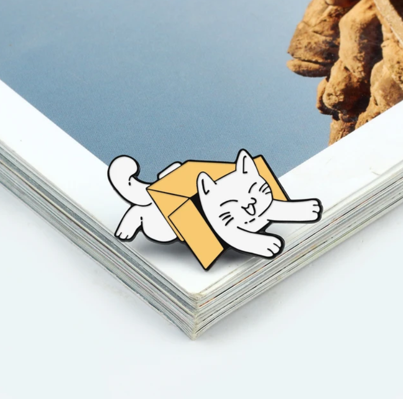 Значок на одежду, рюкзак и сумки " Котик в коробке "/ Белый / 1 шт.