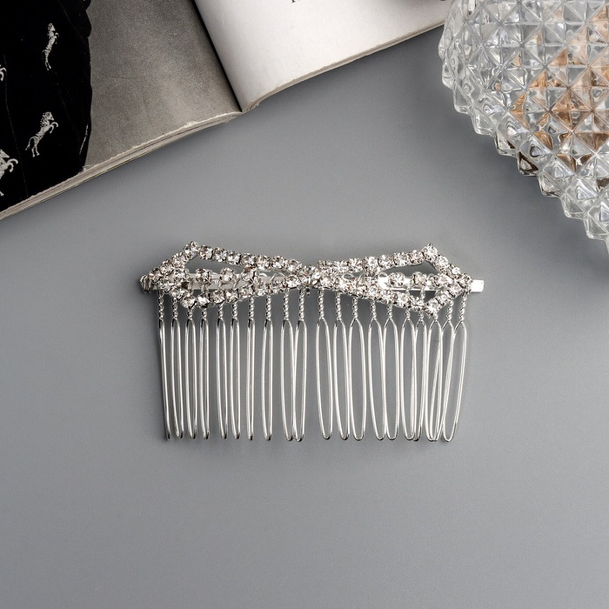 Гребень для волос Queen Fair "Медея", металл, стекло, с бантом, серебристый, 8x4 см