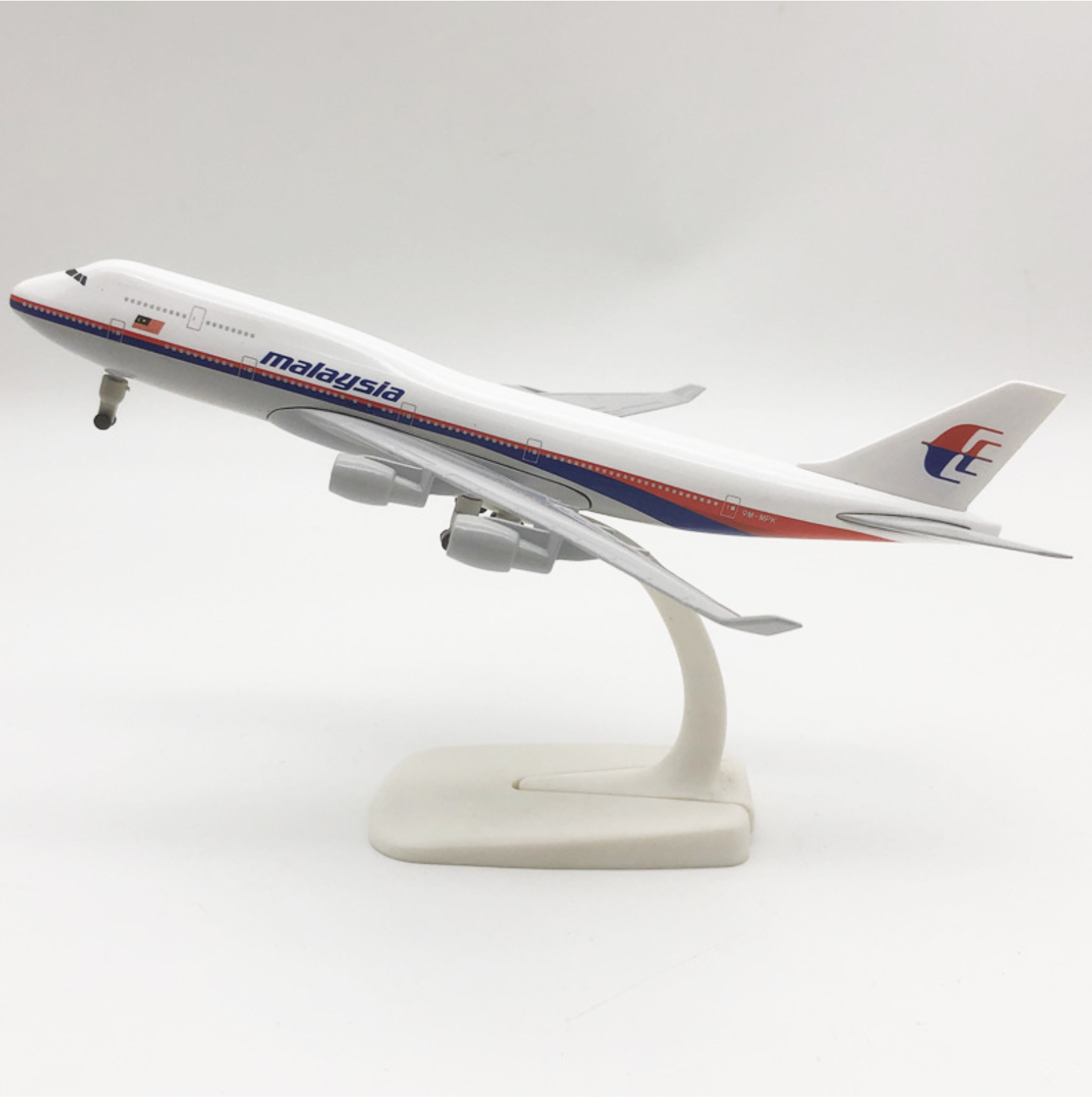 Malaysia Airlines Металлический самолет 20 см Boeing 747 на подставке