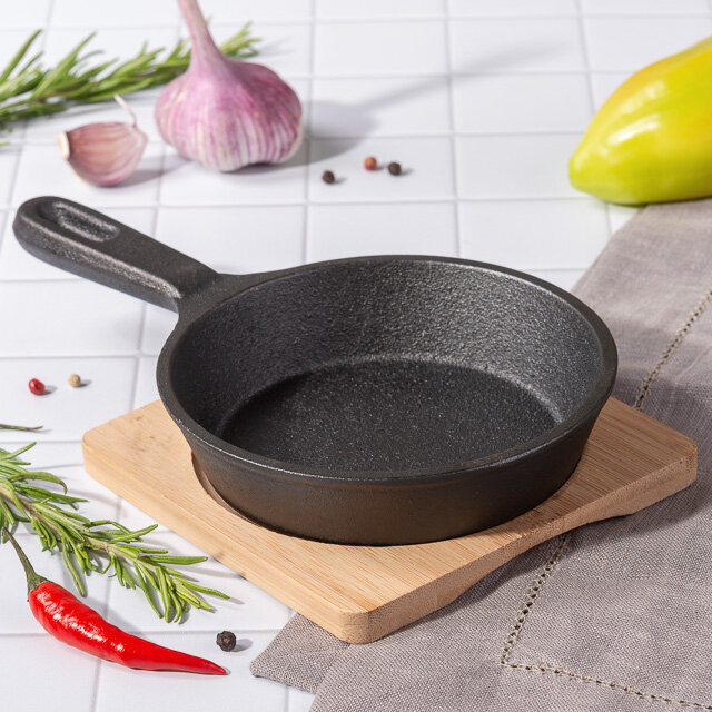Порционная сковорода Тарти на бамбуковой подставке 12 см, чугун, Koopman, 210000450
