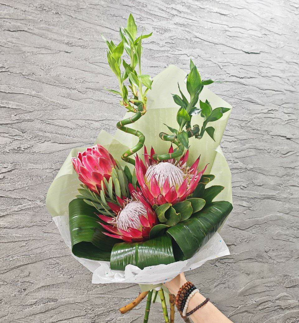 Дизайнерский букет и цветов протея, бамбук с зеленью аспидистра