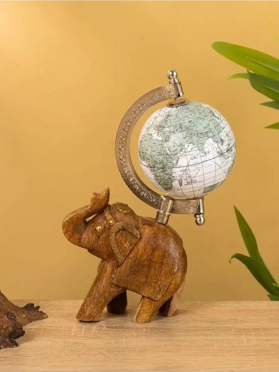 Эстетичный настольный глобус в деревянной подставке