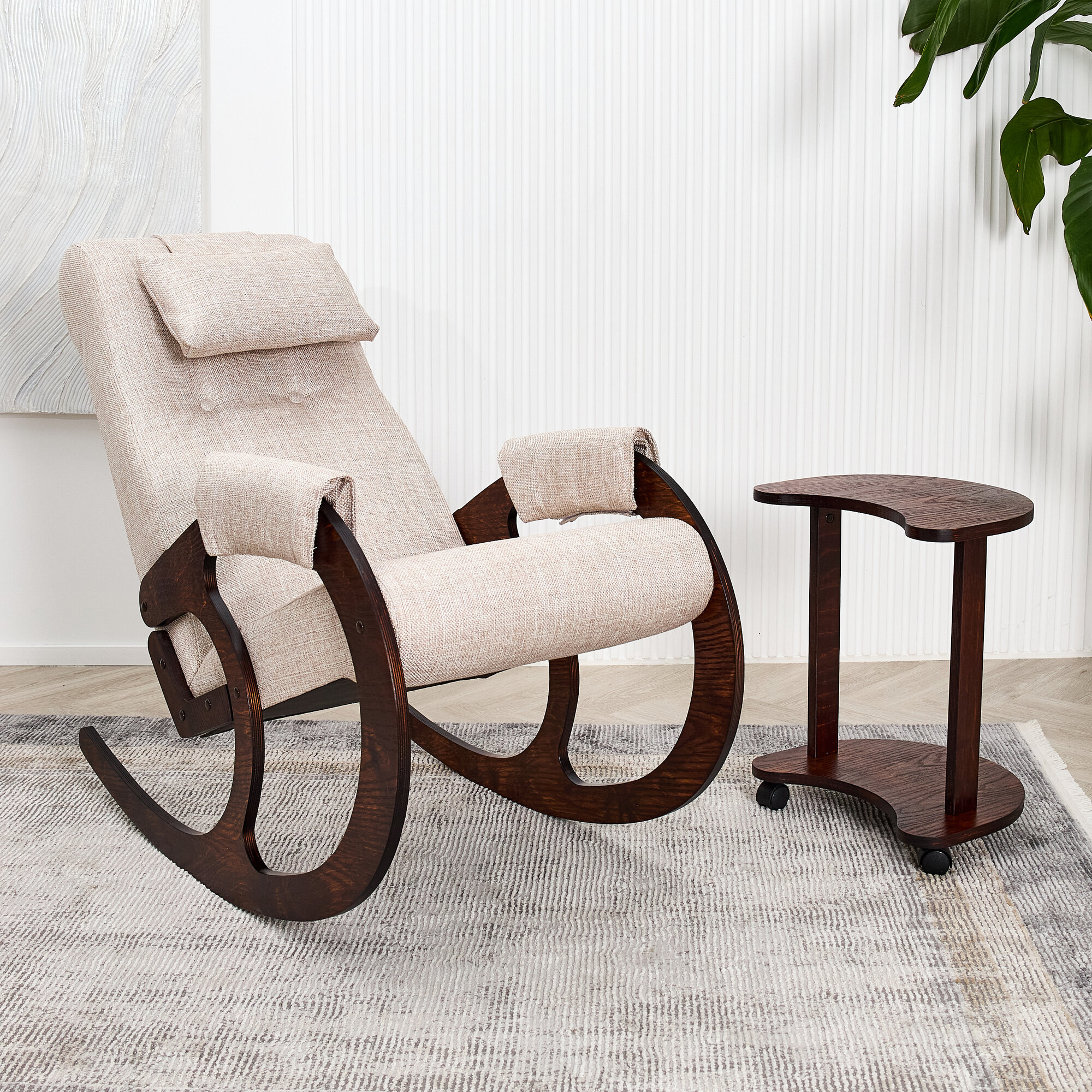 Кресло качалка и журнальный стол