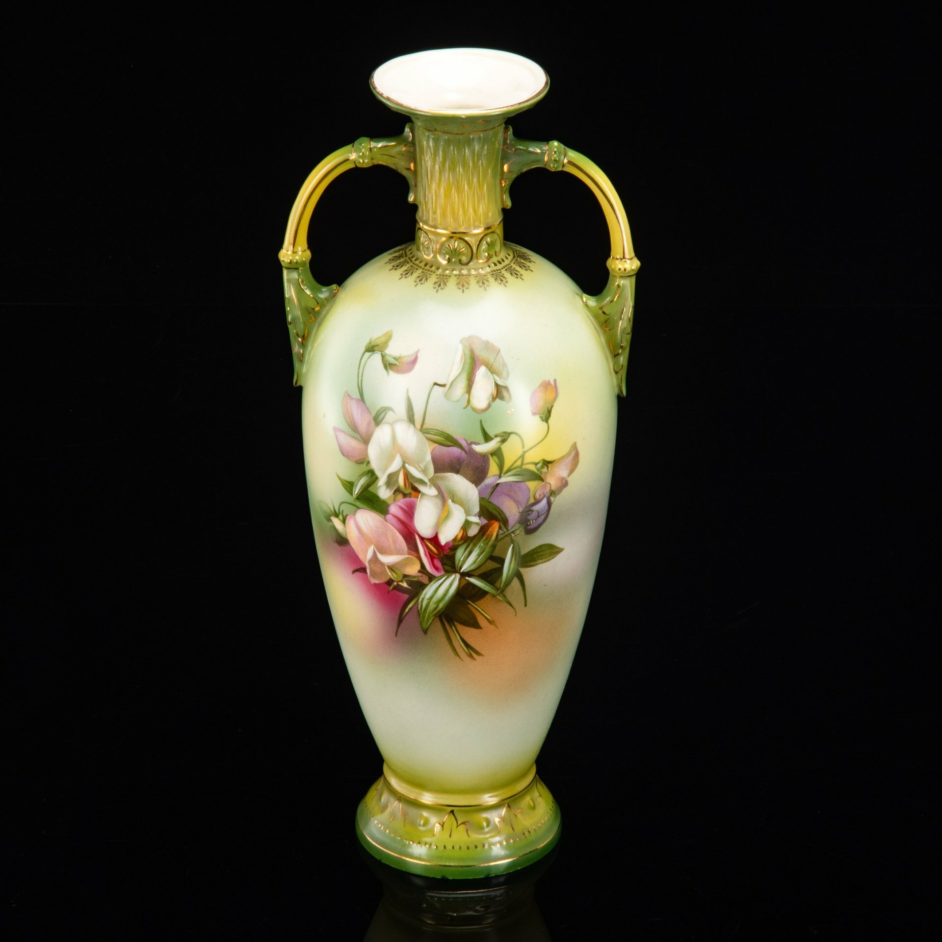 Ваза в стиле ар-нуво с цветочным декором на тулове и фигурными ручками, фаянс