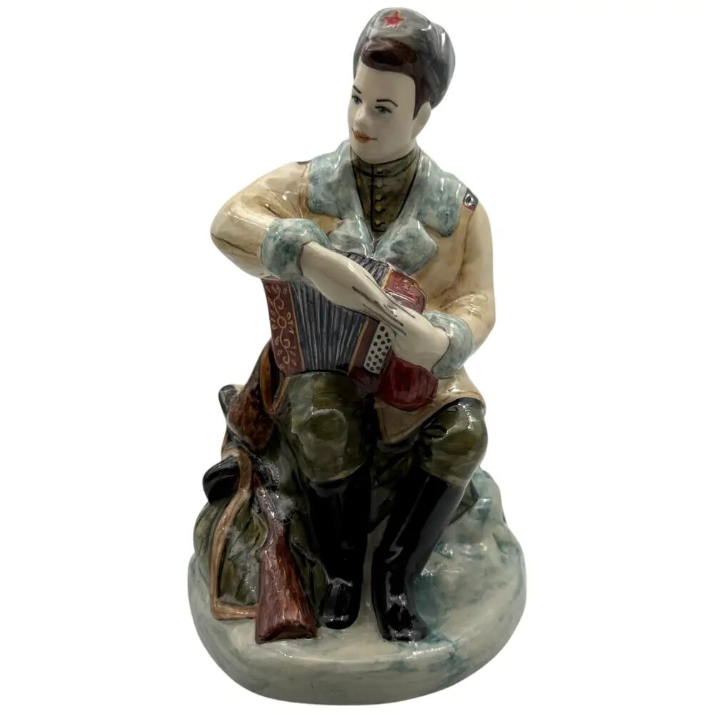 Статуэтка "Василий Теркин" (Фронтовик), автор Шатиров Е. П, гипс, 2000-2010 г, частная работа, Россия