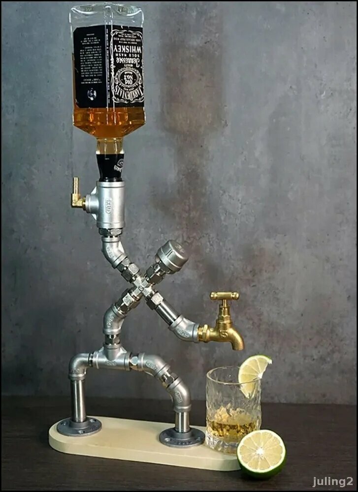 Эксклюзивный стеллаж для вина в ретро стиле из нержавеющей стали с декоративными элементами, предназначенный для персонализации столов в кафе и барах, а также для хранения бутылок и диспенсеров