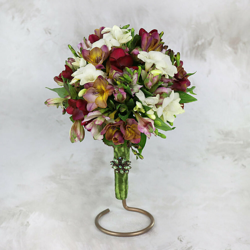Букет невесты Букет Маркет, альстромерия, фрезия, на стеблях, под ленту