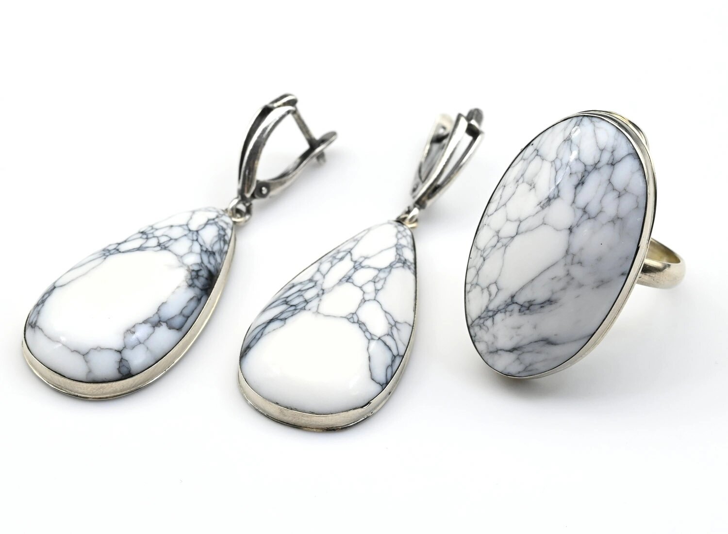 Комплект бижутерии: кольцо, серьги, кахолонг