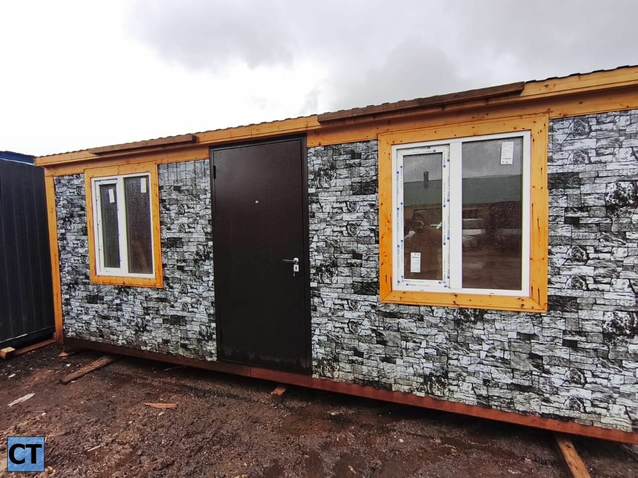 Бытовка утепленная с железной дверью и окнами пвх, внутри имитация бруса 6х2.3м