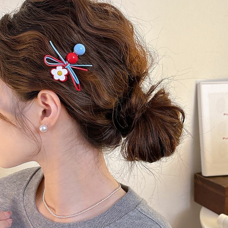 Заколка для волос: цветок и бабочка в контрастной цветовой гамме