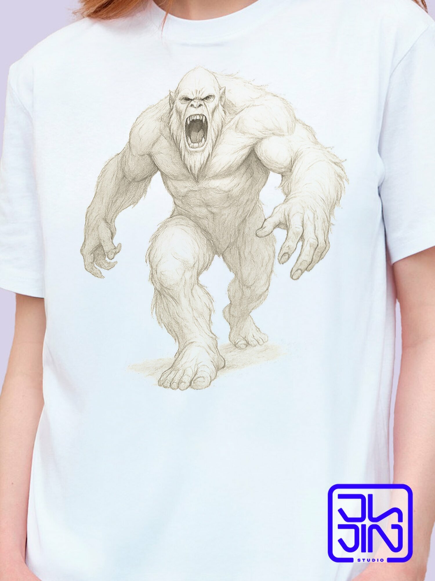 Футболка классическая женская с авторским принтом Агрессивный йети с гориллой в черно-белом стиле, выразительный белый экстрим, белый хлопковый трикотаж с прикольным рисунком на груди
