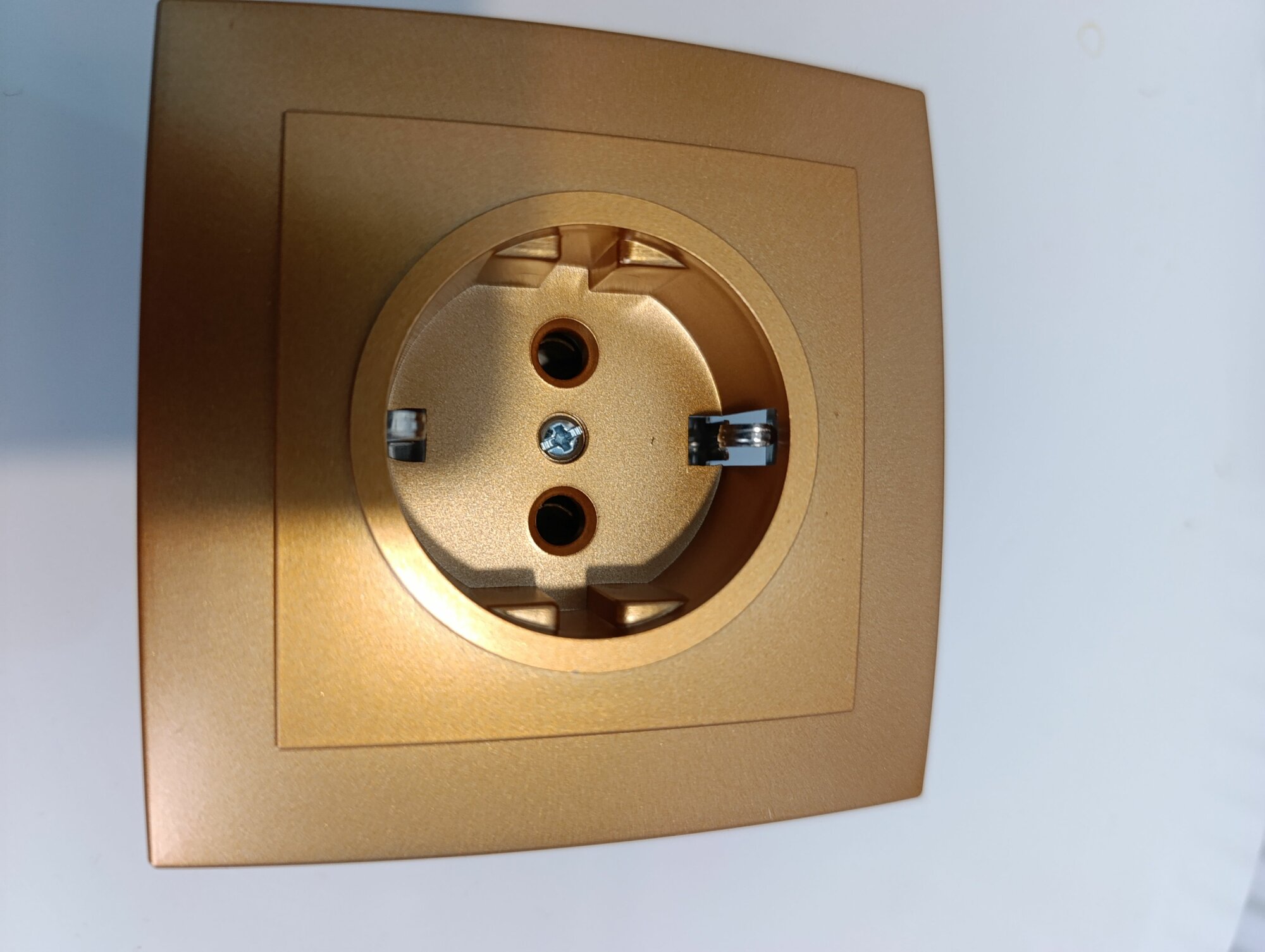 Розетка NILSON с заземлением. под (червонное золото)