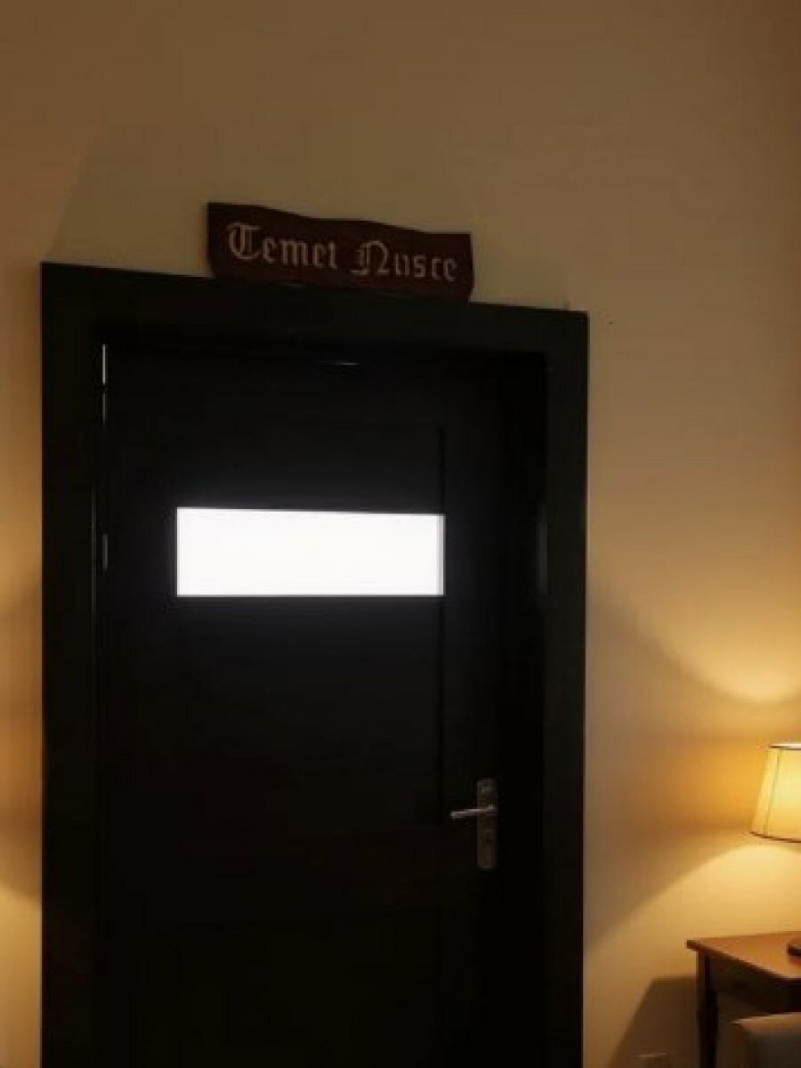 Наддверная надпись Познай себя на латыни Tomet Nosce из натурального дерева