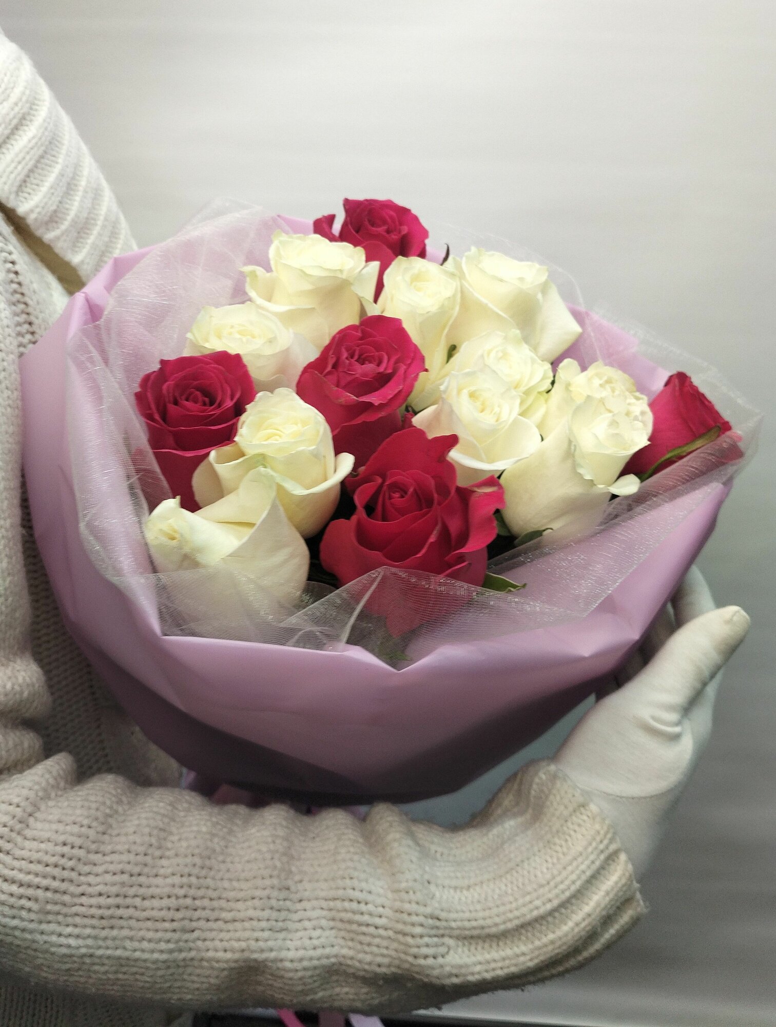 Букет, Decoriflora, "Ягодное поле" Роза Эквадор, цвет белый, малиновый 15 шт