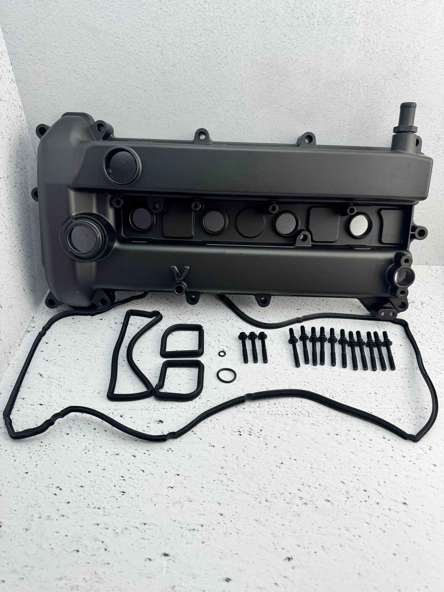 Алюминиевая клапанная крышка L50210210E. Для Ford Focus 2. Mazda 3; 5; 6.