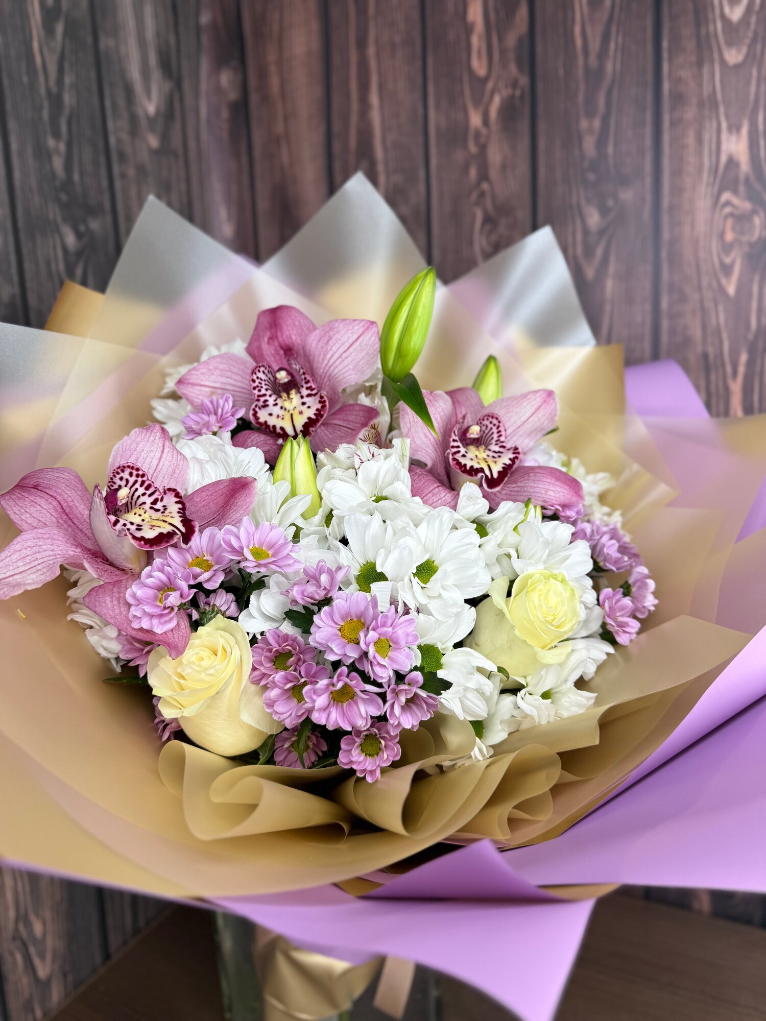 Букет живых цветов «Загадочность» с орхидеями, лилией, хризантемой, на любой повод