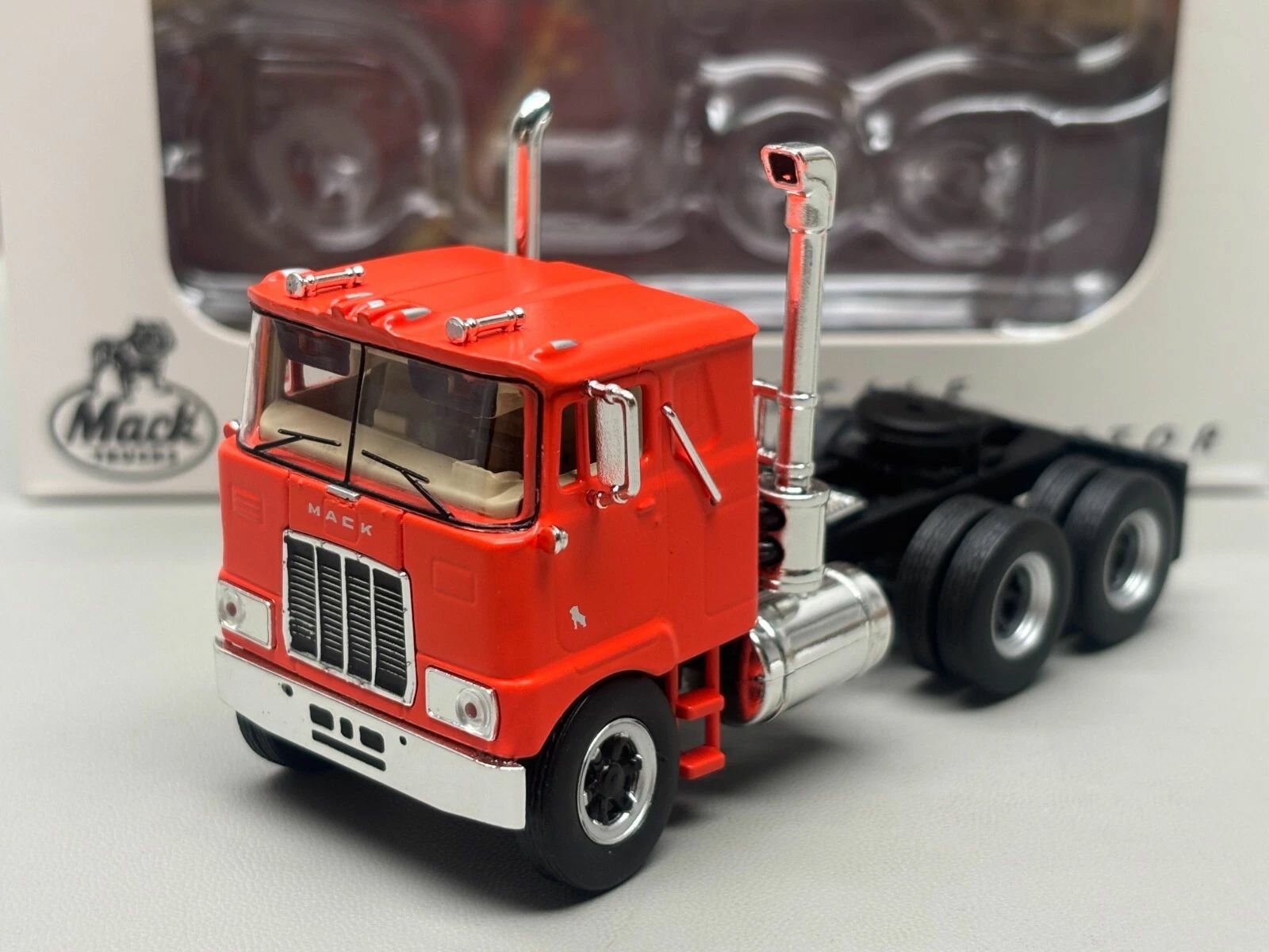 Машинка Top Self Replicas 1:64 Scale Mack F700 Semi Tractor Trucks Diecast Model