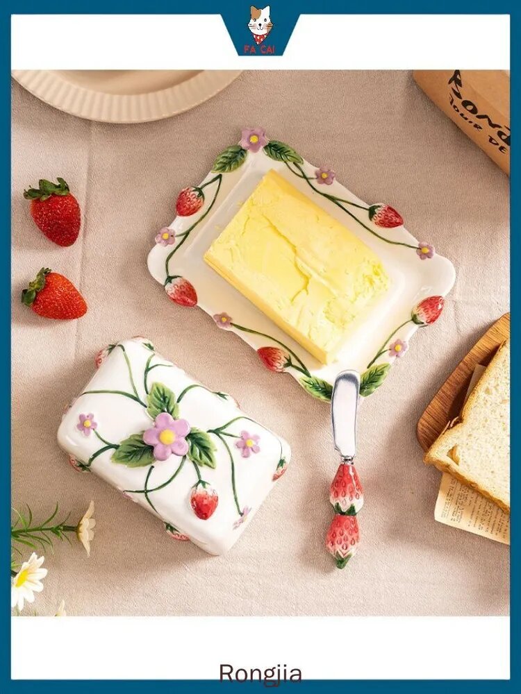 Масленка, сырница керамическая белая с клубникой, ложка в комплекте, 700г — фото 1