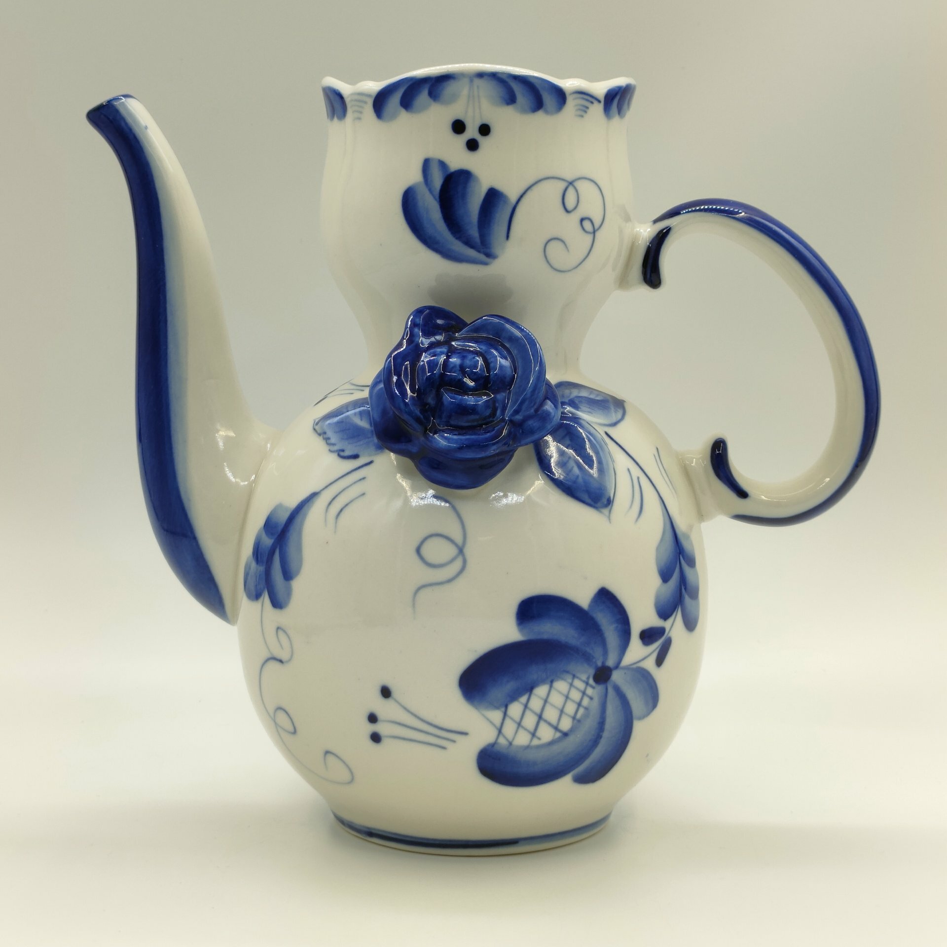 Чайник с объемным декором в виде цветка, фарфор, роспись, Объединение «Гжель»