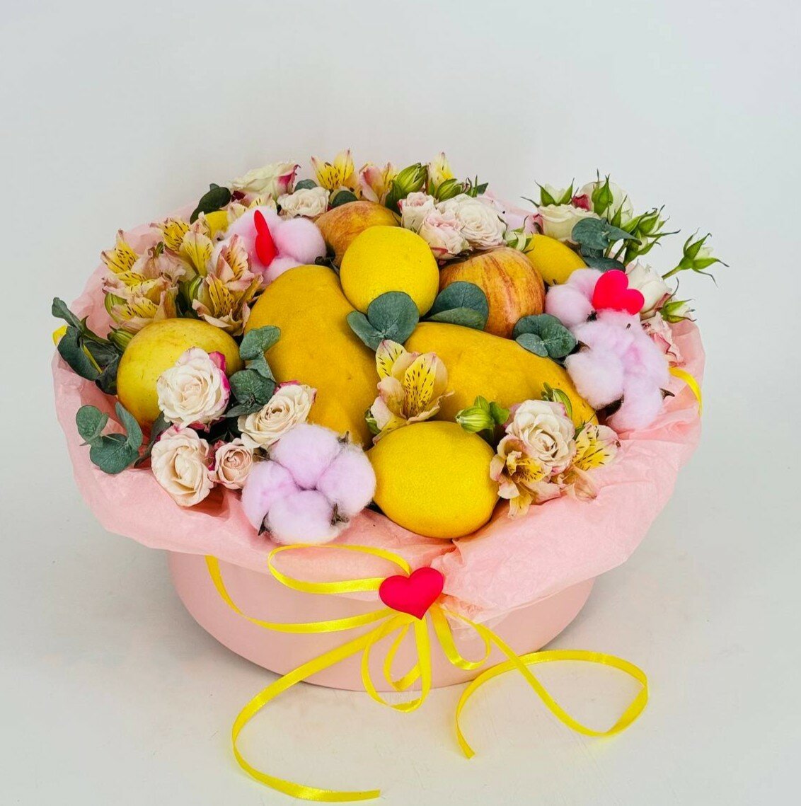 Фруктовый букет с цветами альстромерии и кустовой розой. Фреш букет. Съедобный букет