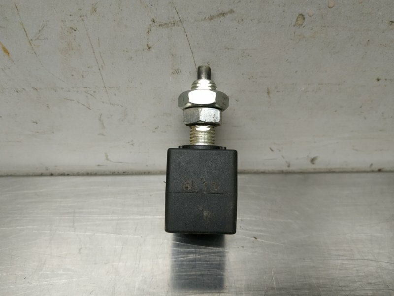 Концевик педали тормоза (датчик стоп-сигнала) Kia Cerato LD G4FC 2007 (б/у) 9381038000