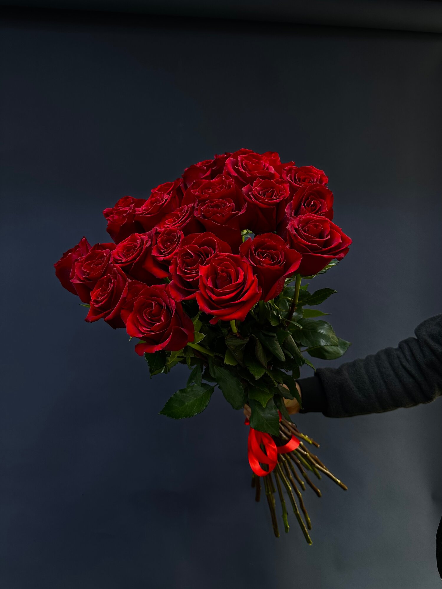 Роза Explorer красная, 25 штук, от “Blooming Blossom flowers” , размер M, Высота 70 см