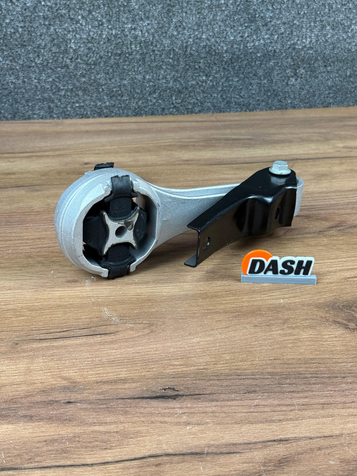 Опора двигателя задняя Skoda Rapid 2012-2021/VW Polo 5 2010-2022 ОЕМ 6RF199851A