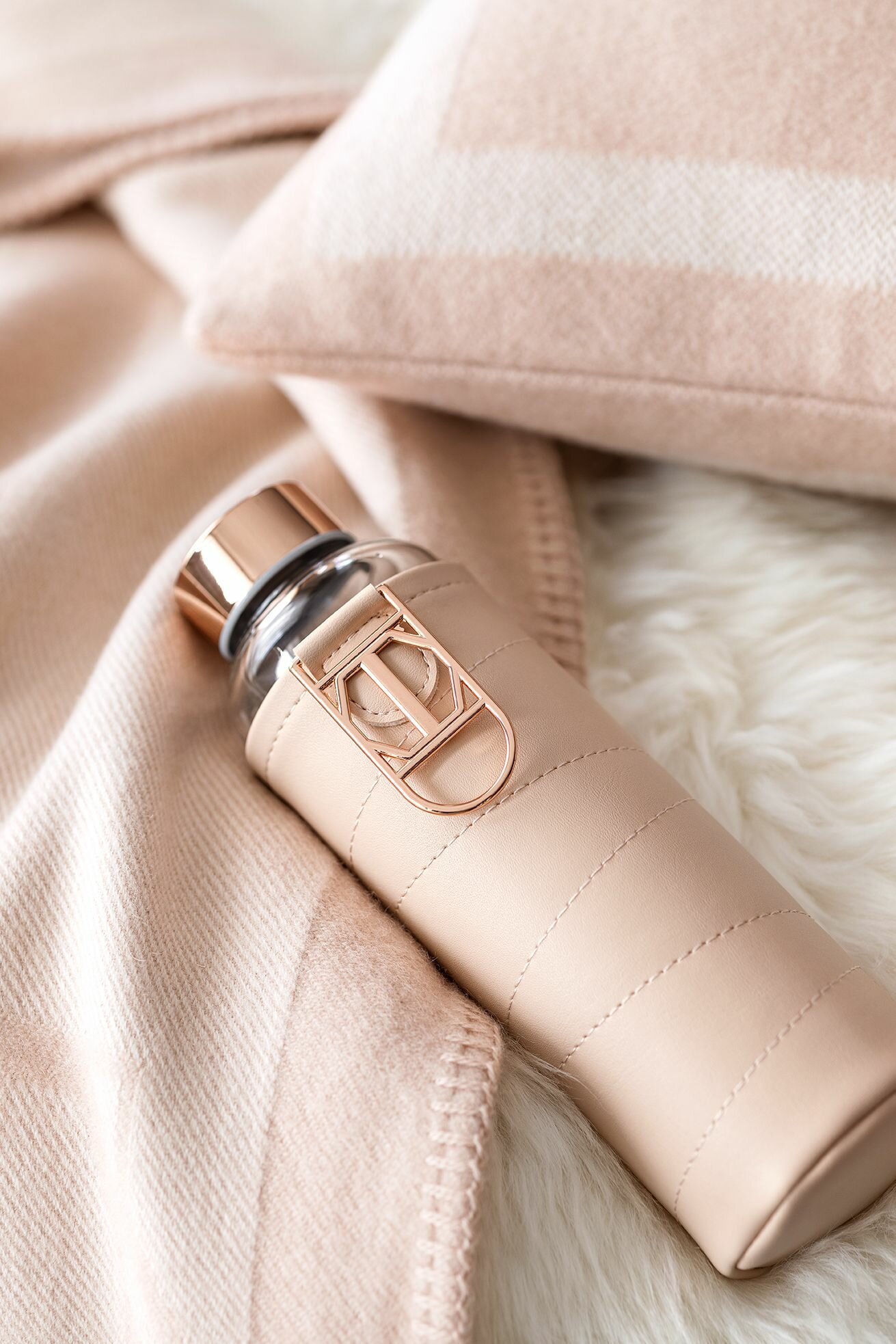 Togas Стеклянная бутылка для воды / напитков "Бонами" в кожаном стеганом чехле, 400 мл, розовая