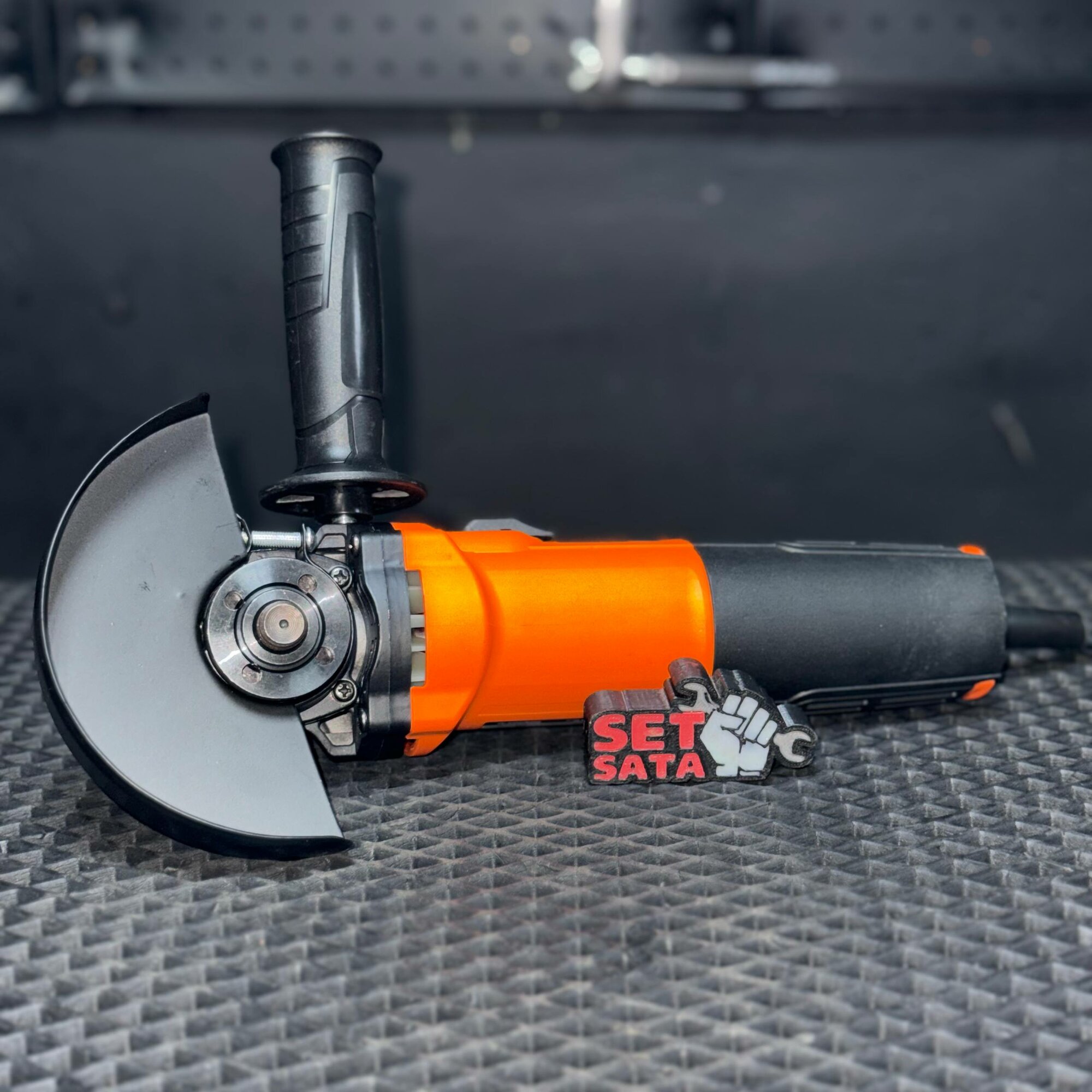 Шлифмашина PATRIOT AG 133L, мощность 860Вт, диаметр диска 125мм