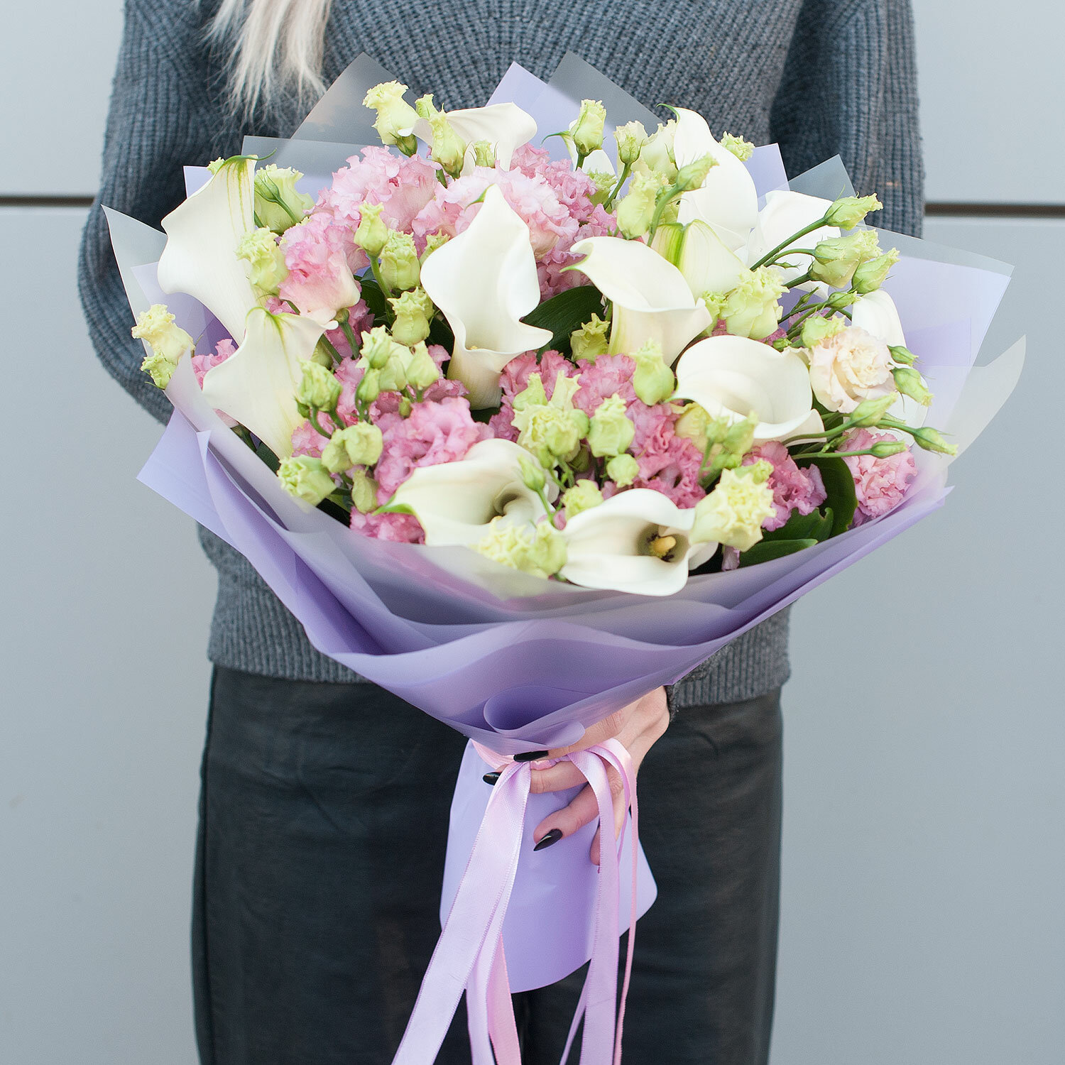 Букет из белых калл, розовых лизиантусов в дизайнерской упаковке "Рози"