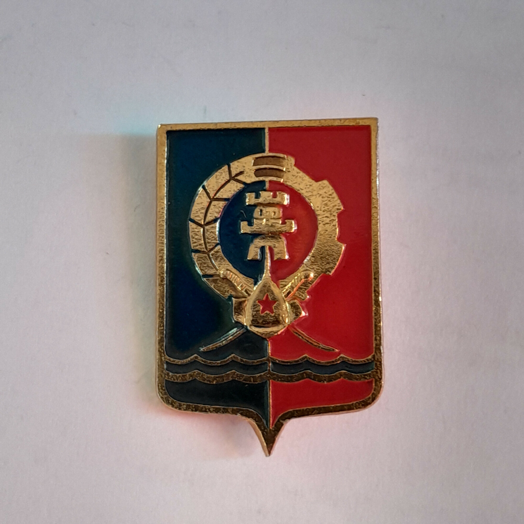 Значок СССР Герб Ростова-на-Дону, золотой венок, вода, красно-синий фон, советский, винтажный.