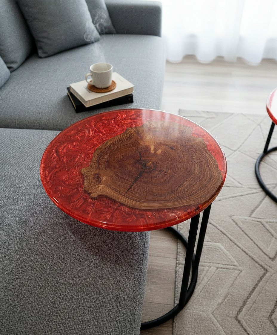 Приставной круглый столик из массива карагача и эпоксидной смолы