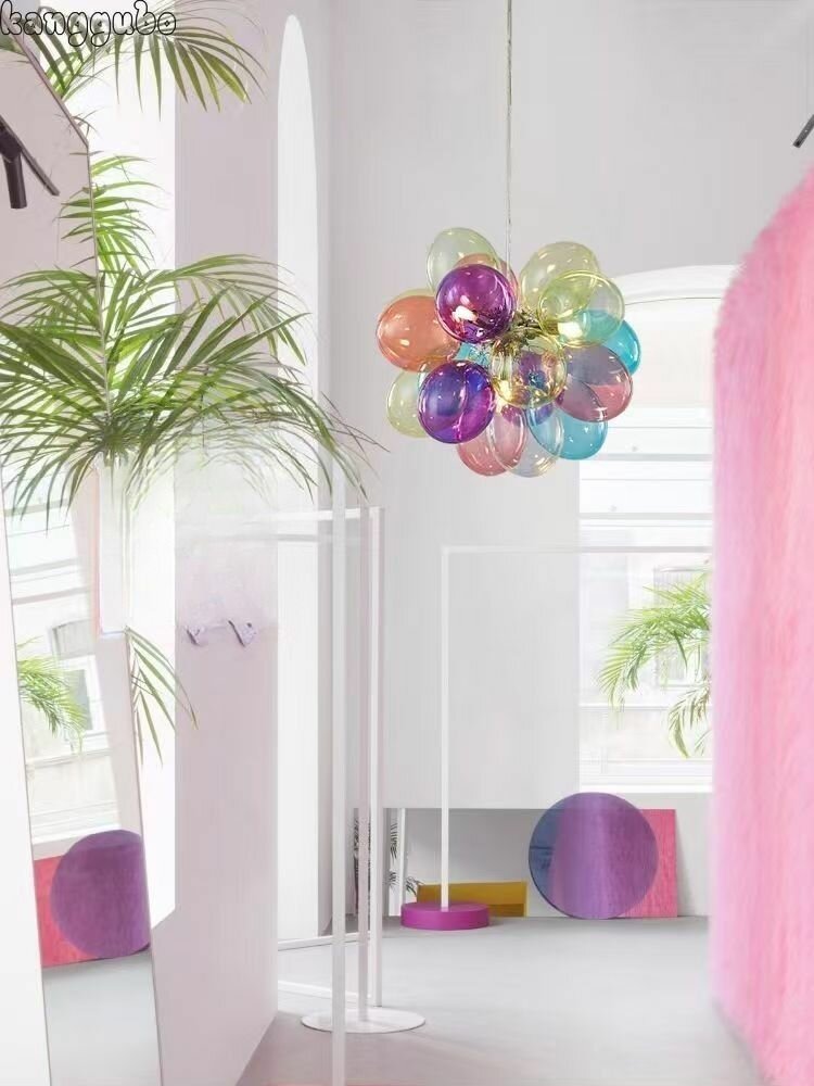 Люстра-пузырь из цветного стекла