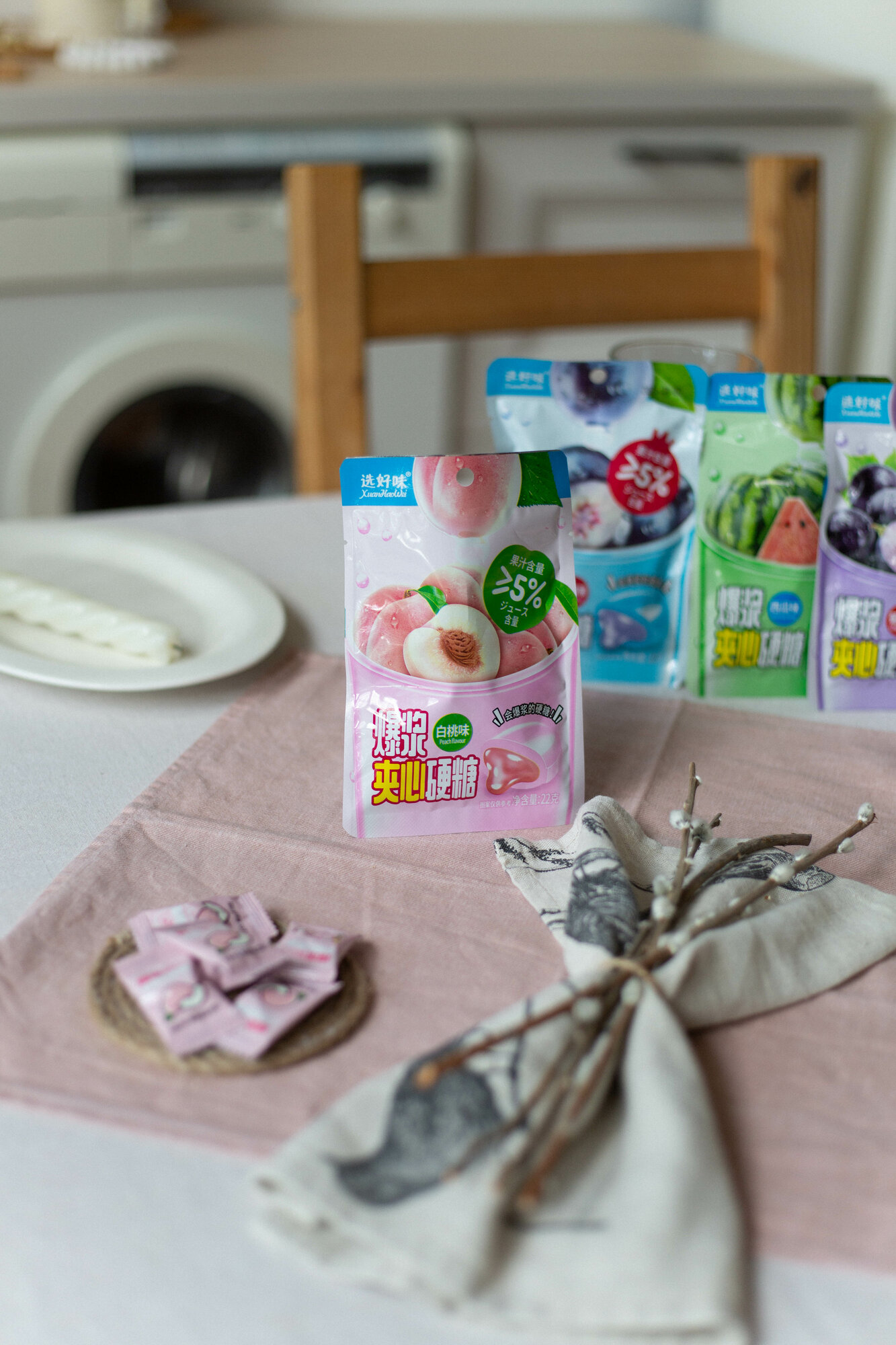 Карамель с жидкой начинкой. Со вкусом персика. В упаковке 6 конфет. Китай.