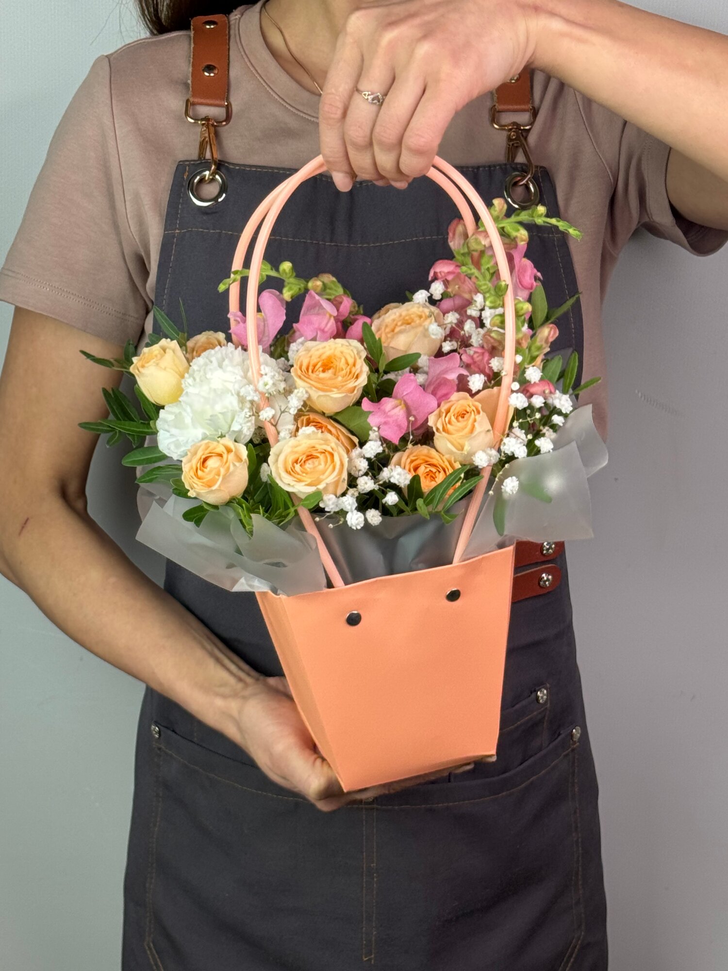 Цветы в сумочке на 1 сентября, букет учителю , розы и гипсофила