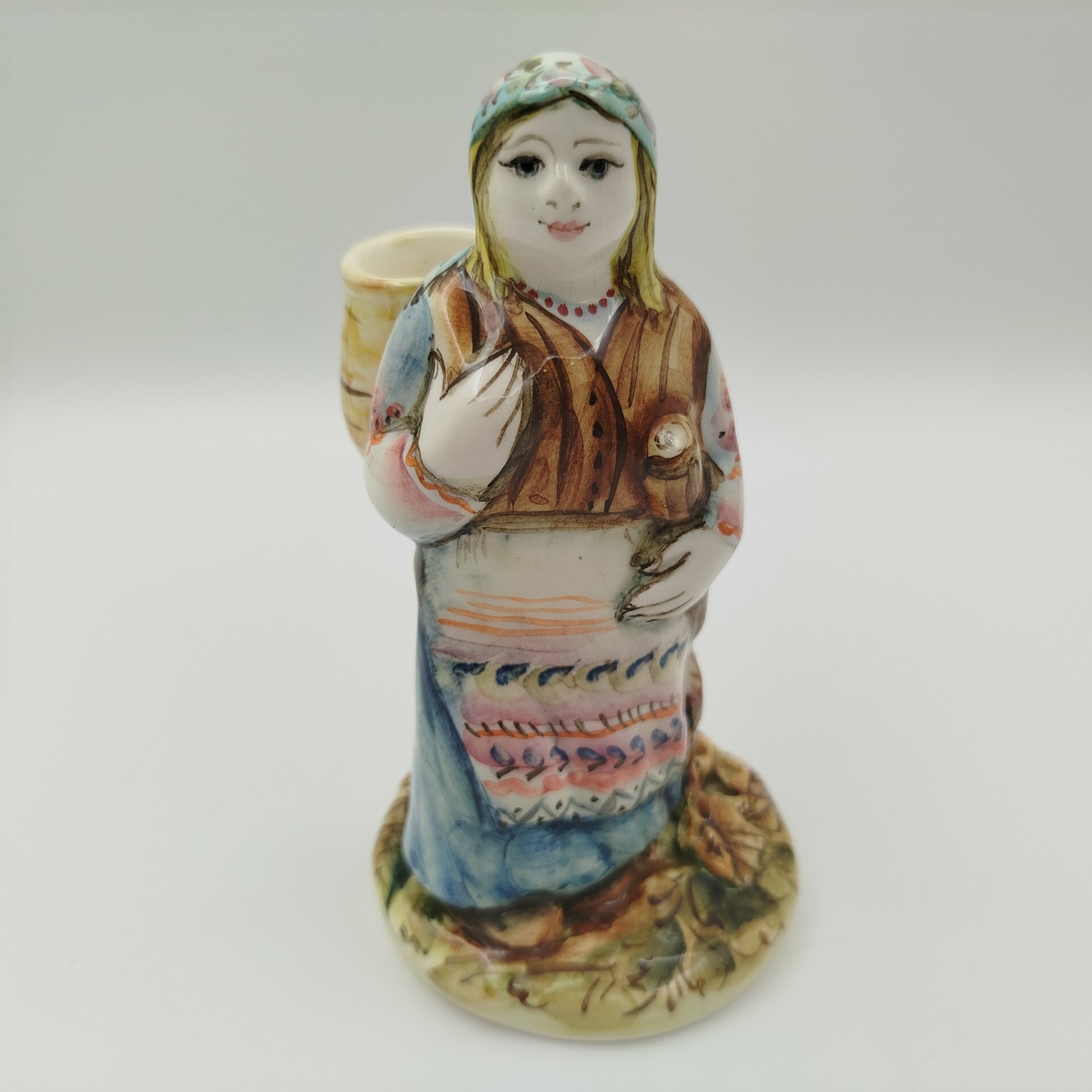 Статуэтка " Девушка с корзиной" ("По грибы, по ягоды"), автор Г. В. Драчёва, г. Псков