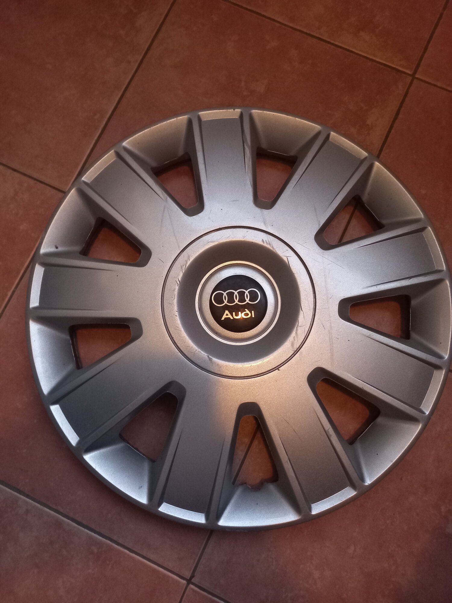 Колпак AUDI R15. Оригинал.Б/у. Без сколов и трещин. Все крепления целые. Возможны потертости.