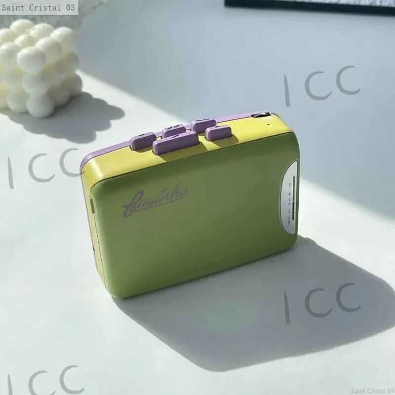 Кассетный плеер. Также может быть записан. радио. Двухрежимный источник питания. 12.5x4.5x9 cm.