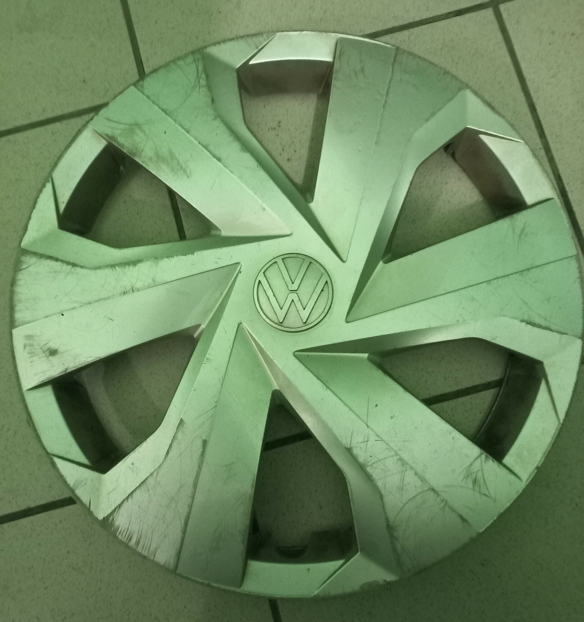 Колпак Volkswagen R15.Оригинал.Б/у.Без сколов и трещин.Одно крепление сломано.Возможны небольшие потертости.