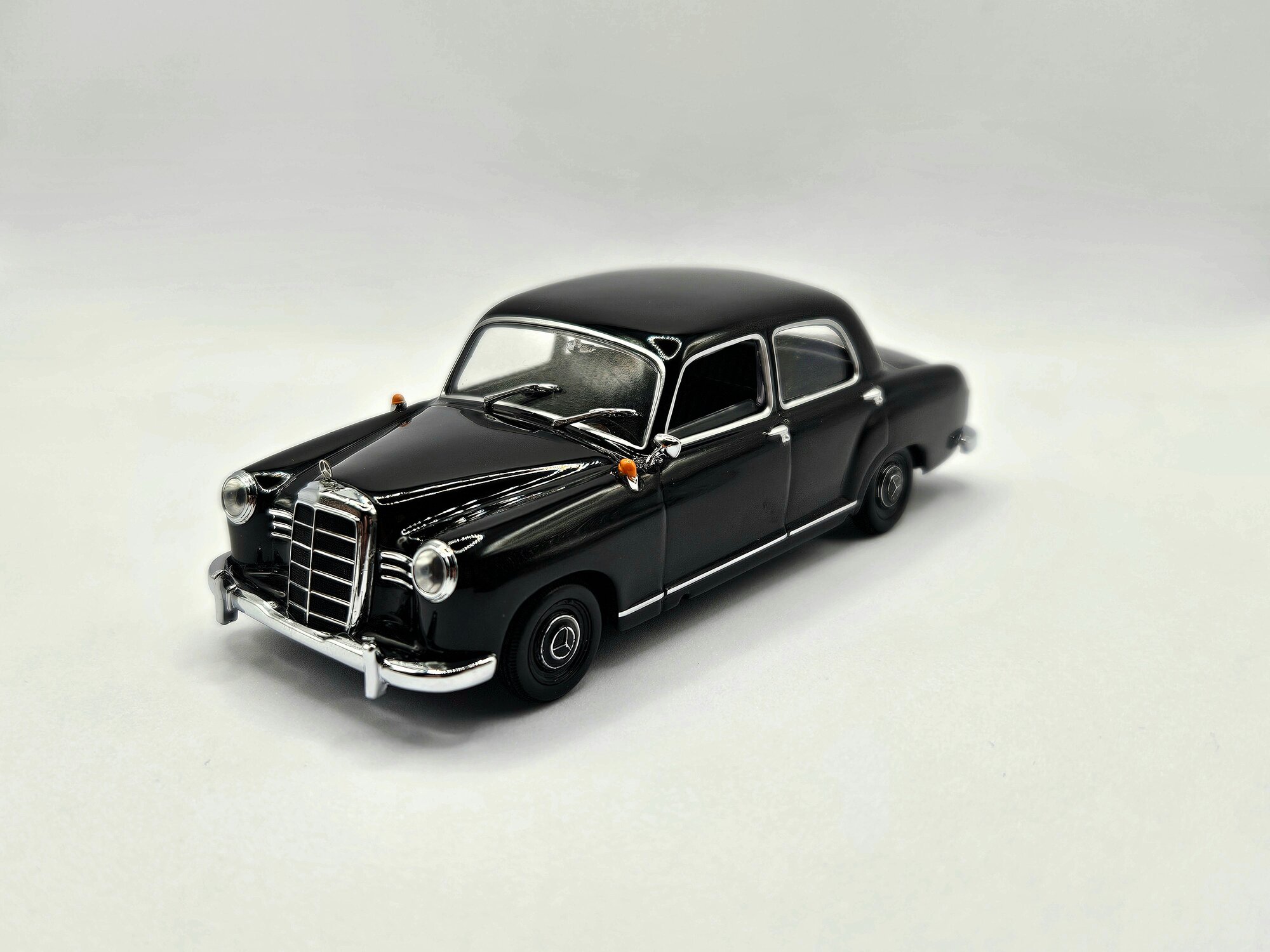Коллекционная модель Mercedes-Benz 180 "Ponton" (W120), черная, масштаб 1:43