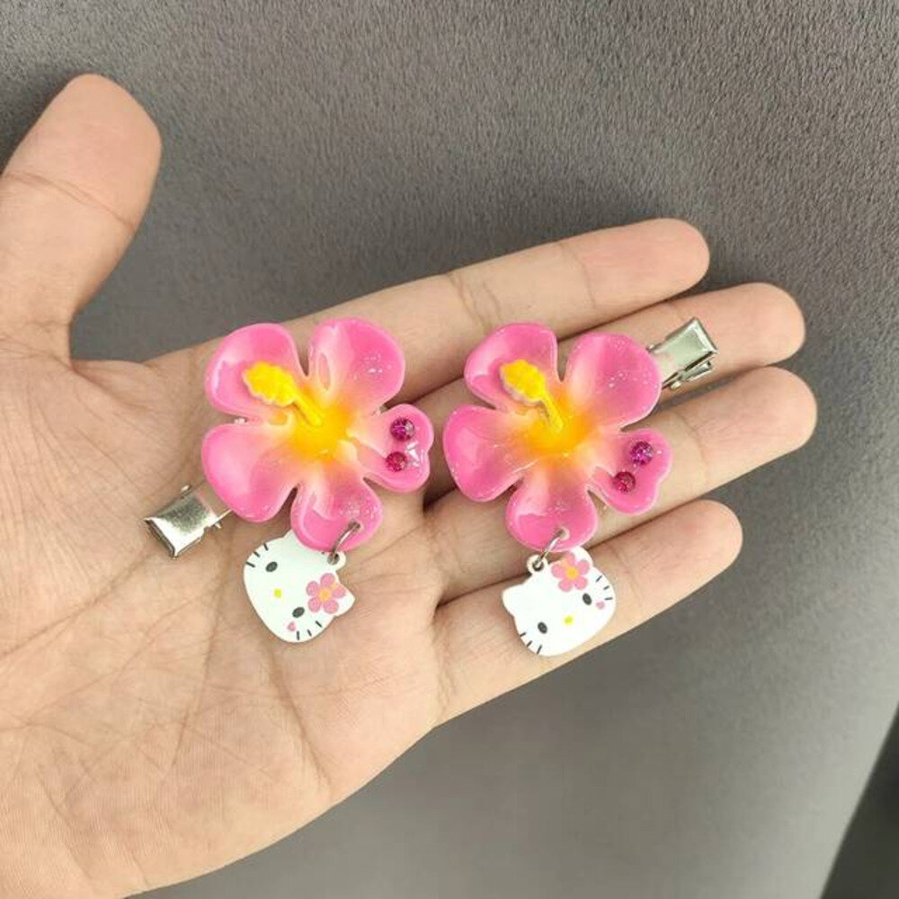 Гавайи Hello Kitty Франжипани Заколка для волос Аниме Черная кожа KT Милая заколка Яйцо Цветок Заколка с боковым зажимом Пляжные аксессуары для волос